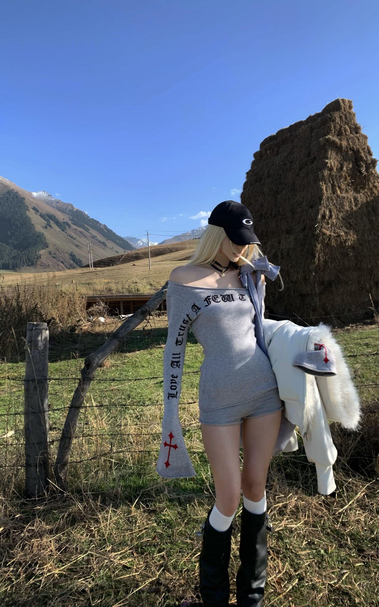 Rase le sol Off-Shoulder Gothic Printed Long-Sleeve Top – PINKPARKS