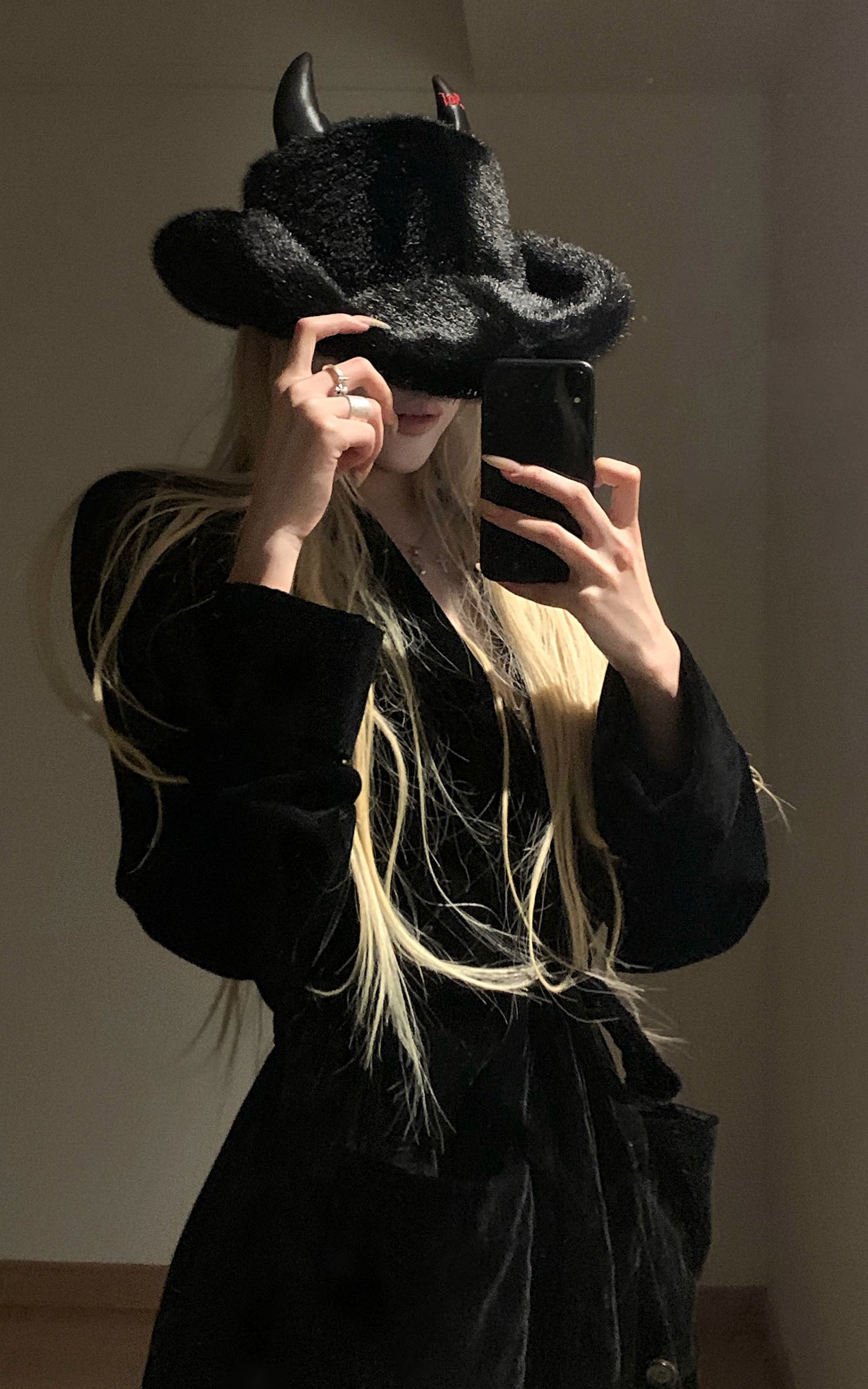 Rase le sol Devil Horn Faux Fur Hat Western Silhouette Statement Fedor ...